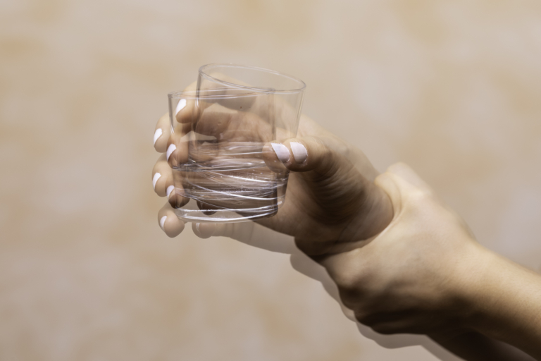 Tremor: Symptome, Ursachen, Behandlung